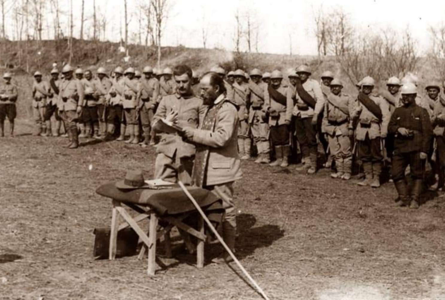 Preoții militari ortodocși și rugăciunea rostită de aceștia în Războiul ...